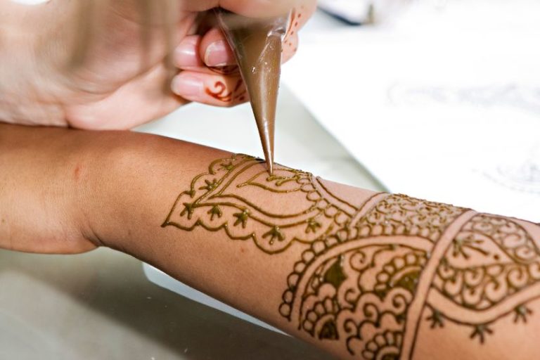 Top 9 Best Online Mehndi Classes (Learn Henna Art) - CoursePick.com